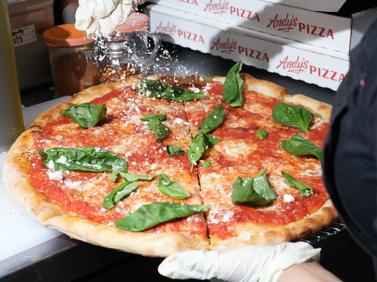 Andy's Pizza arrives - Store Reporter